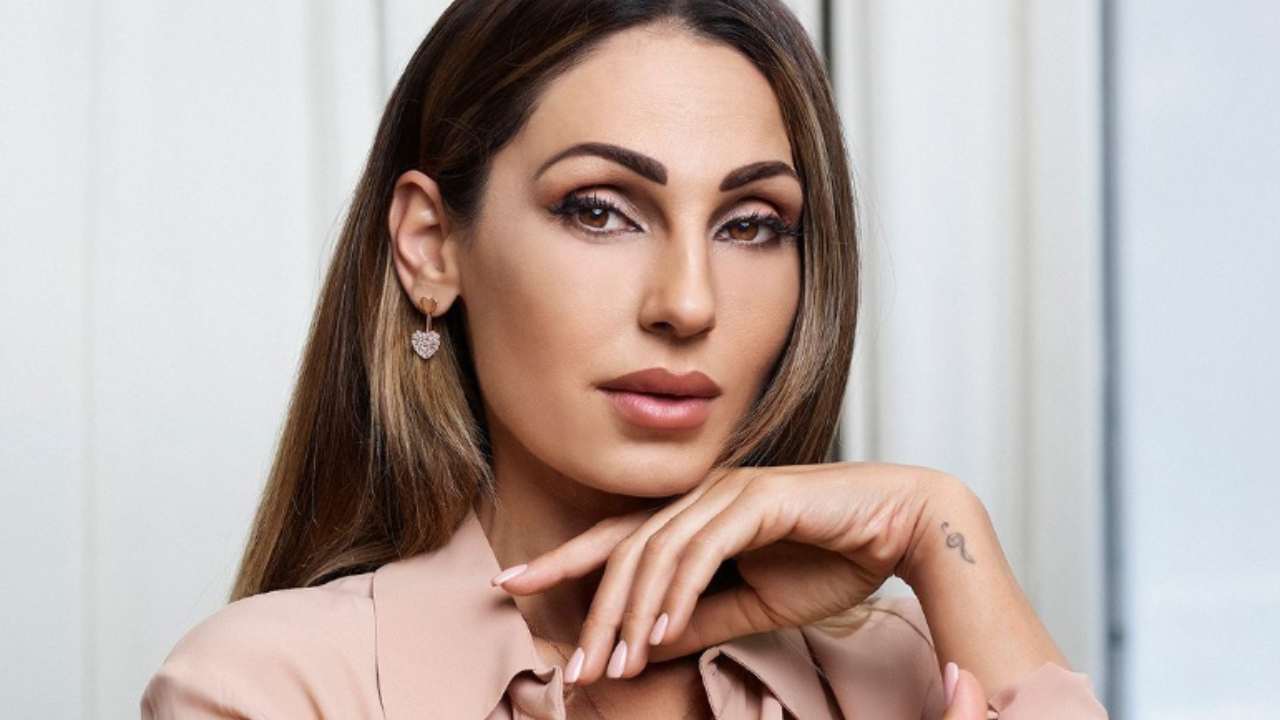 Anna Tatangelo, il selfie “scomodo” allo specchio scatena il delirio