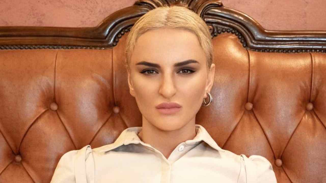 Arisa “disobbediente” in lingerie in Basilicata: le FOTO da capogiro