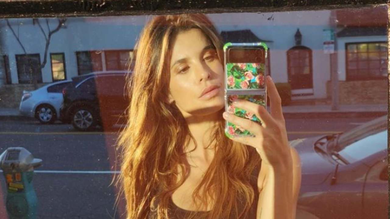 Elisabetta Canalis stringe tra le mani l'oggetto del desiderio - FOTO