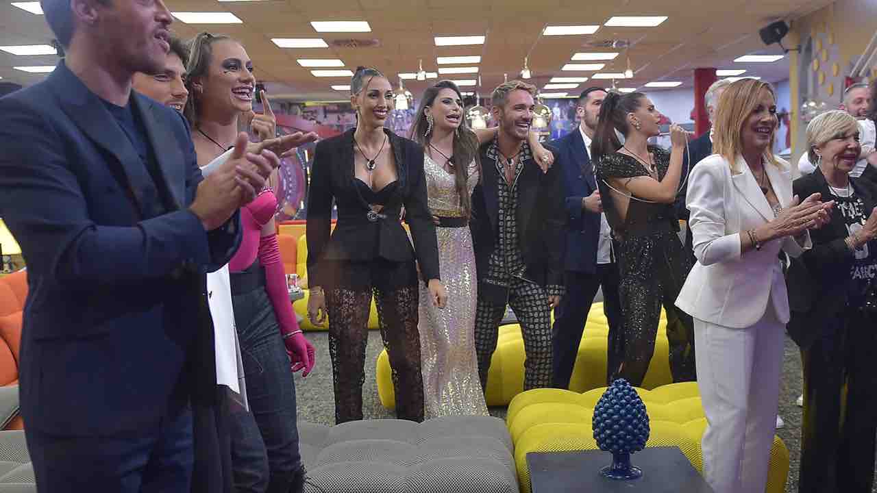 Baci notturni al GF: i vip, durante una festa, perdono il controllo