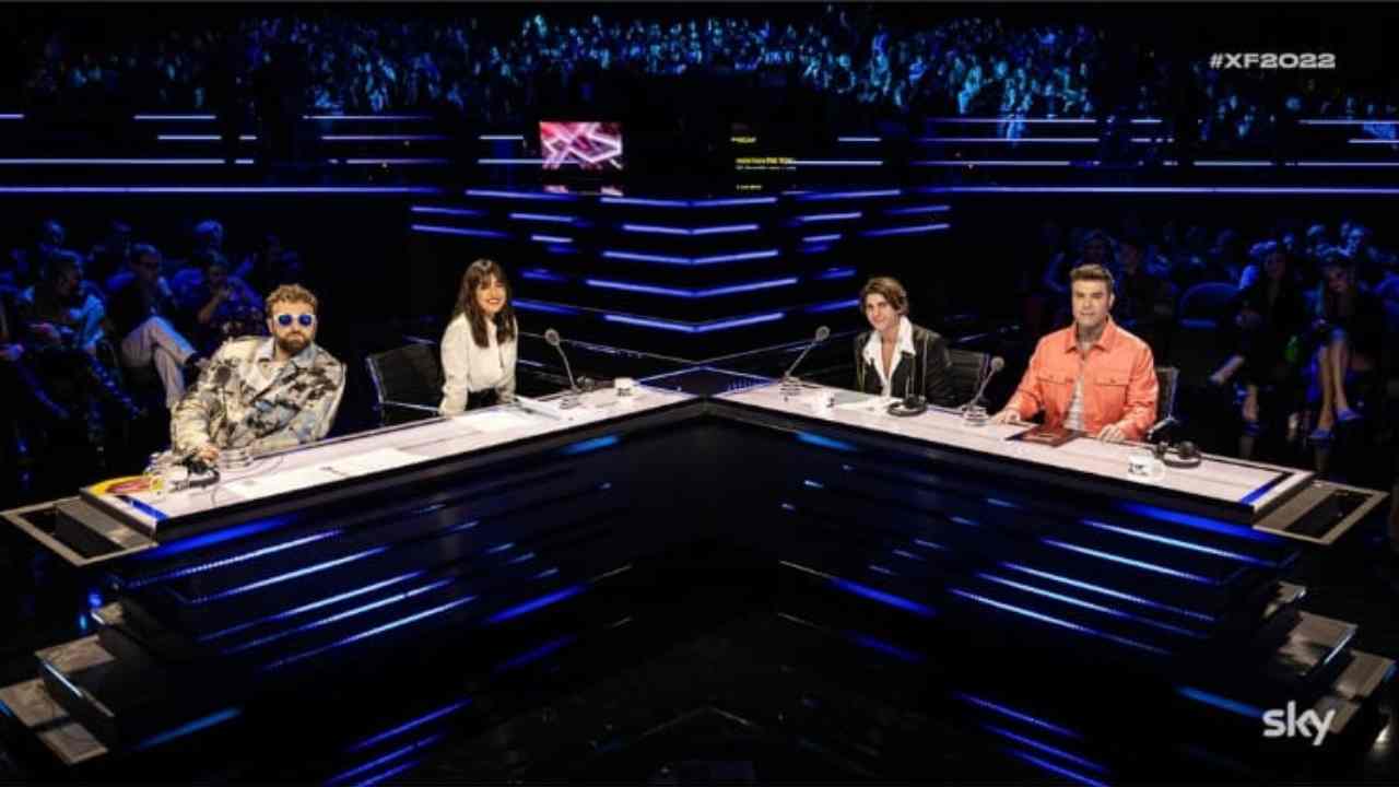 X Factor, concorrente si spoglia sul palco: “potrei salirci senza nulla addosso”