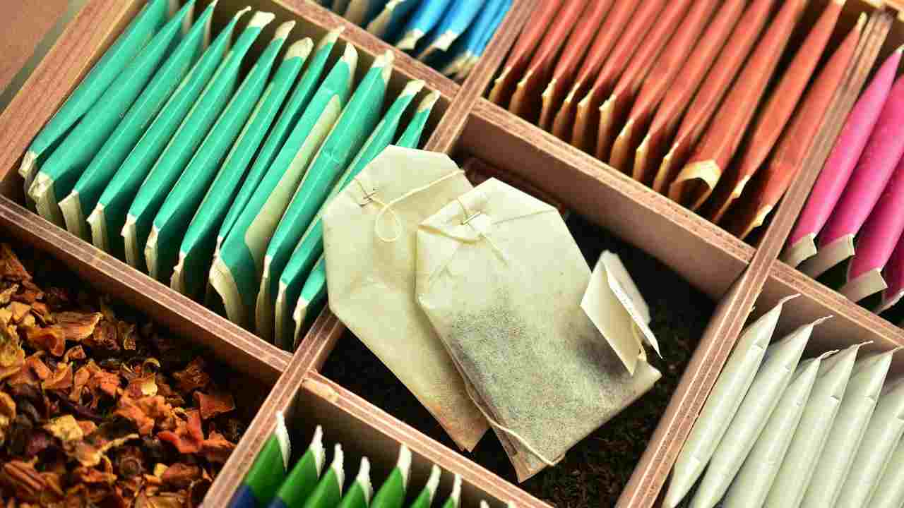 Mai buttare le bustine di tea usate: quando e a cosa servono