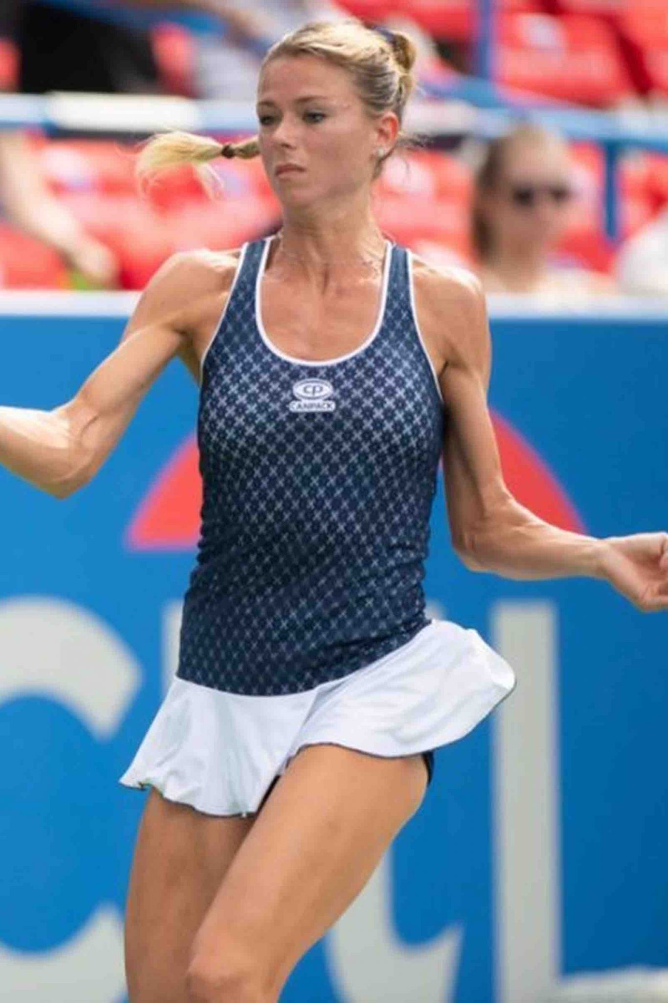 Camila Giorgi, il Natale “addosso”: il mini abito rosso si alza | FOTO