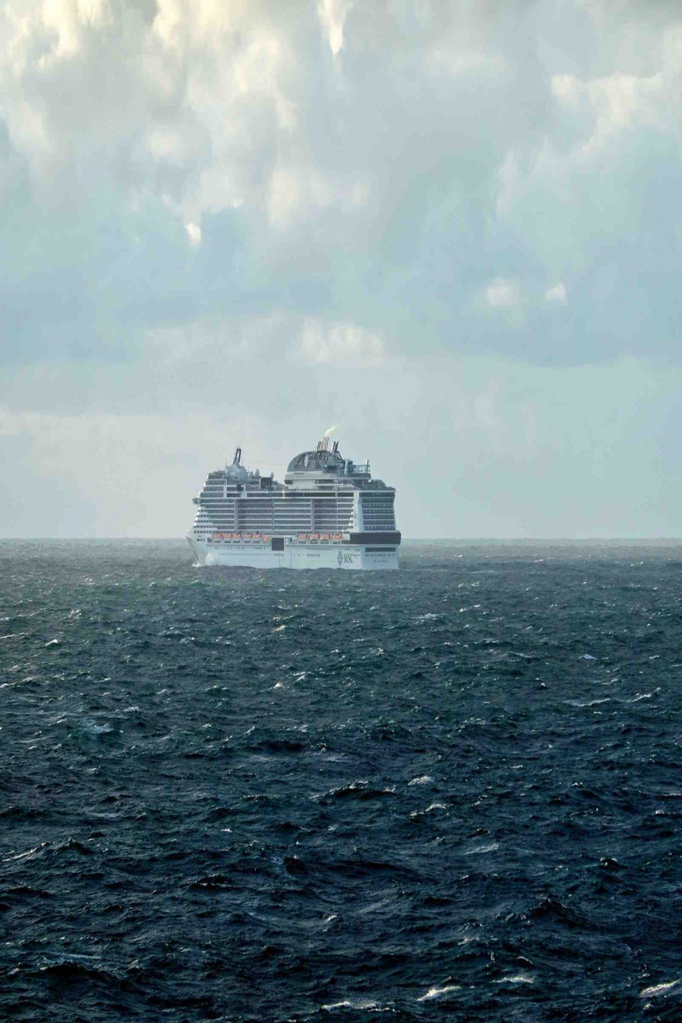 Tragedia su una nave da crociera: le onde alte l'hanno buttata giù