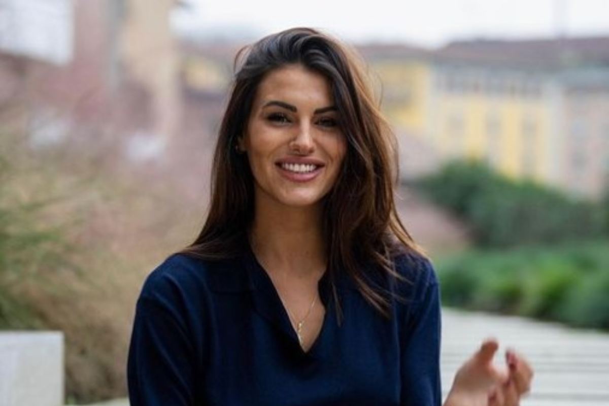 "Divina, incantevole" Carolina Stramare spettacolo in accappatoio ...