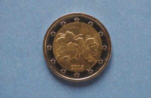 2 Euro: una moneta con i fiori fa impazzire i collezionisti