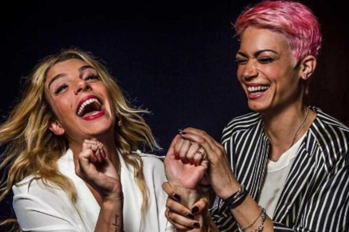 Elodie ed Emma, gelo tra le ex cantanti di Amici: amicizia in crisi Elodie ed Emma, gelo tra le ex cantanti di Amici: amicizia in crisi