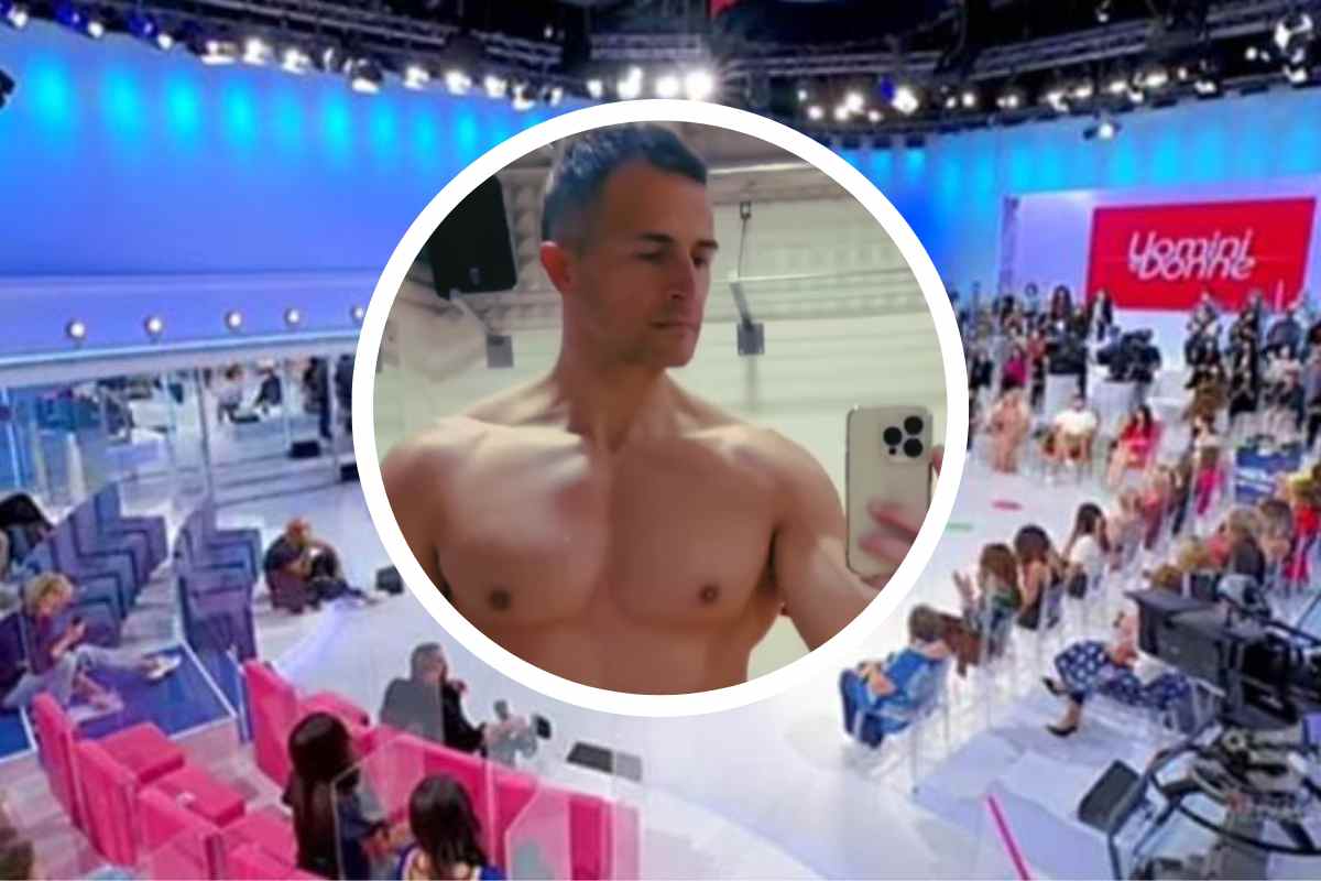 Riccardo Guarnieri, la foto a petto nudo: alla sfilata si presenta così!